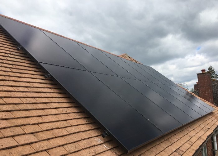 Tamamen Siyah Güneş Panelleri | SolarAVM